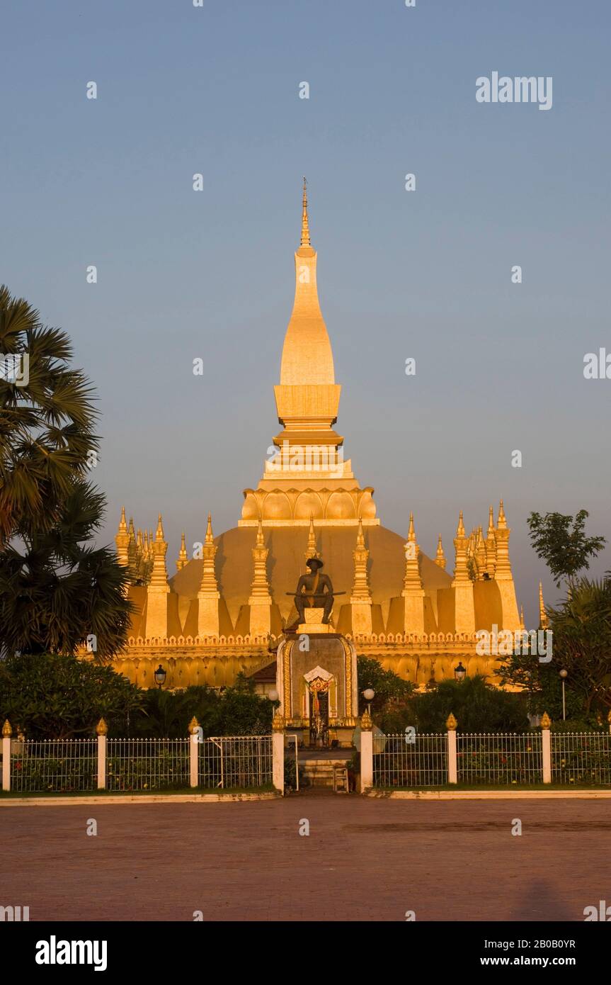 LAOS, VIENTIANE, THAT LUANG STUPA, STATUE OF KING SETTHATHIRAT, EVENING ...