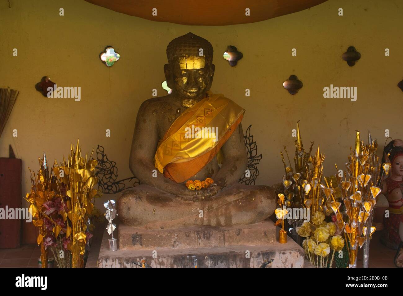 LAOS, VIENTIANE, THAT LUANG STUPA, BUDDHA STATUE Stock Photo - Alamy