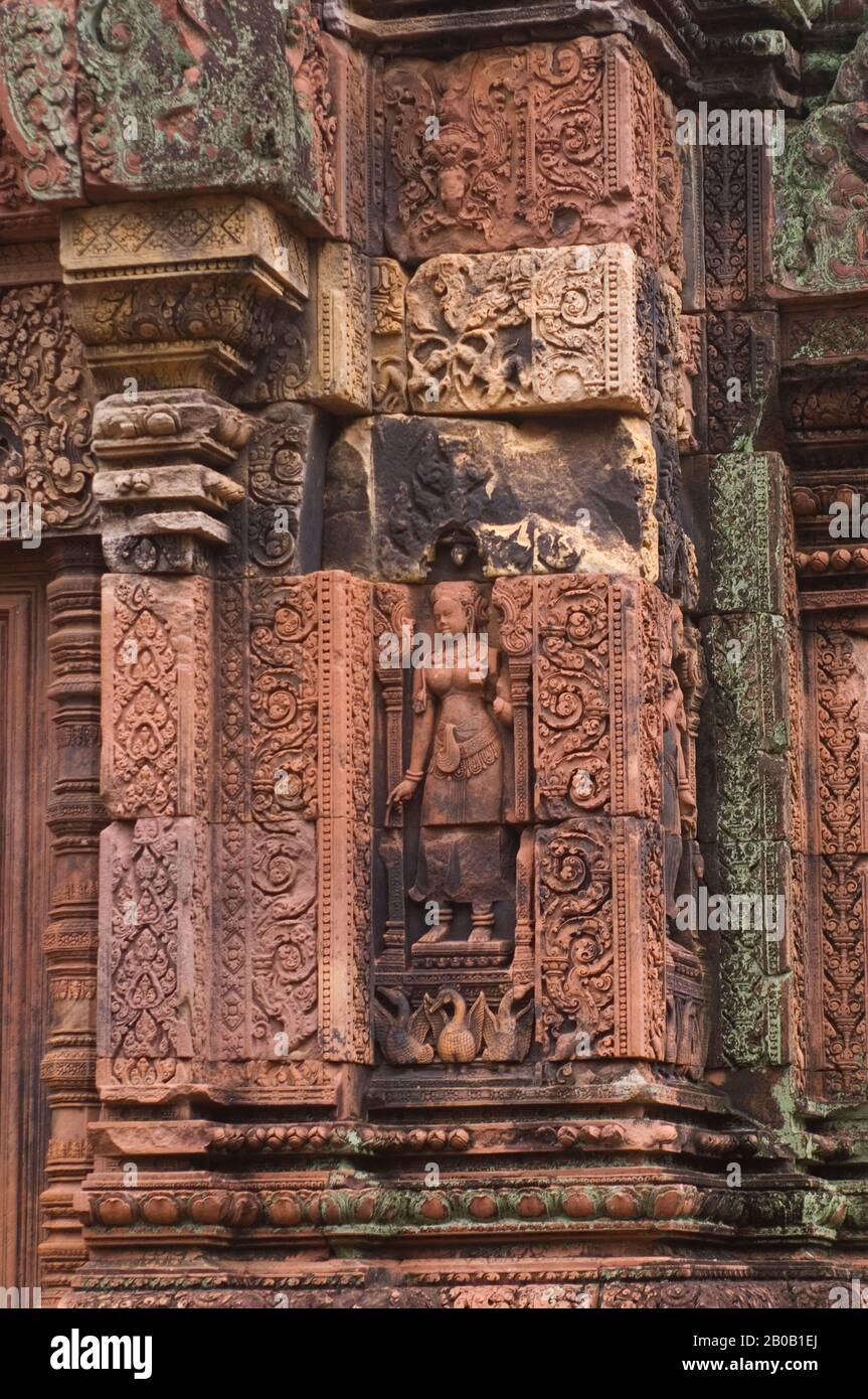 CAMBODIA, SIEM REAP, BANTEAY SREY TEMPLE, SANDSTONE CARVING, DETAIL Stock Photo - Alamy