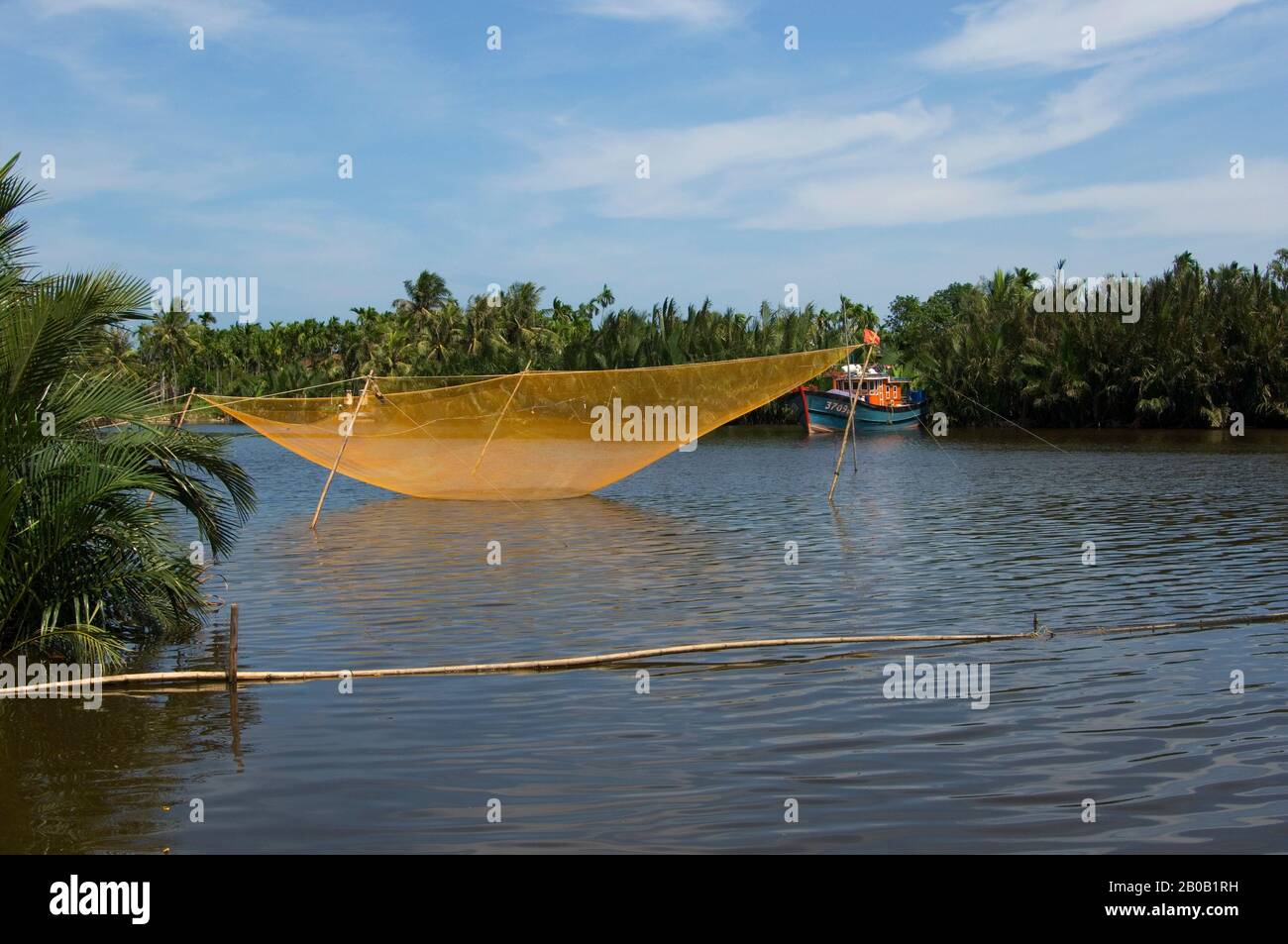 Vietnamese net fishing hi-res stock photography and images - Alamy