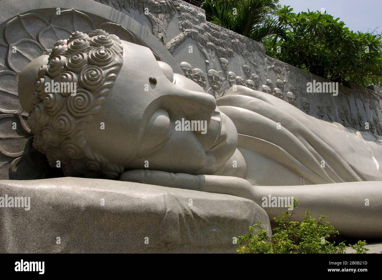 VIETNAM, NHA TRANG, LONG SON PAGODA, RECLINING BUDDHA Stock Photo - Alamy