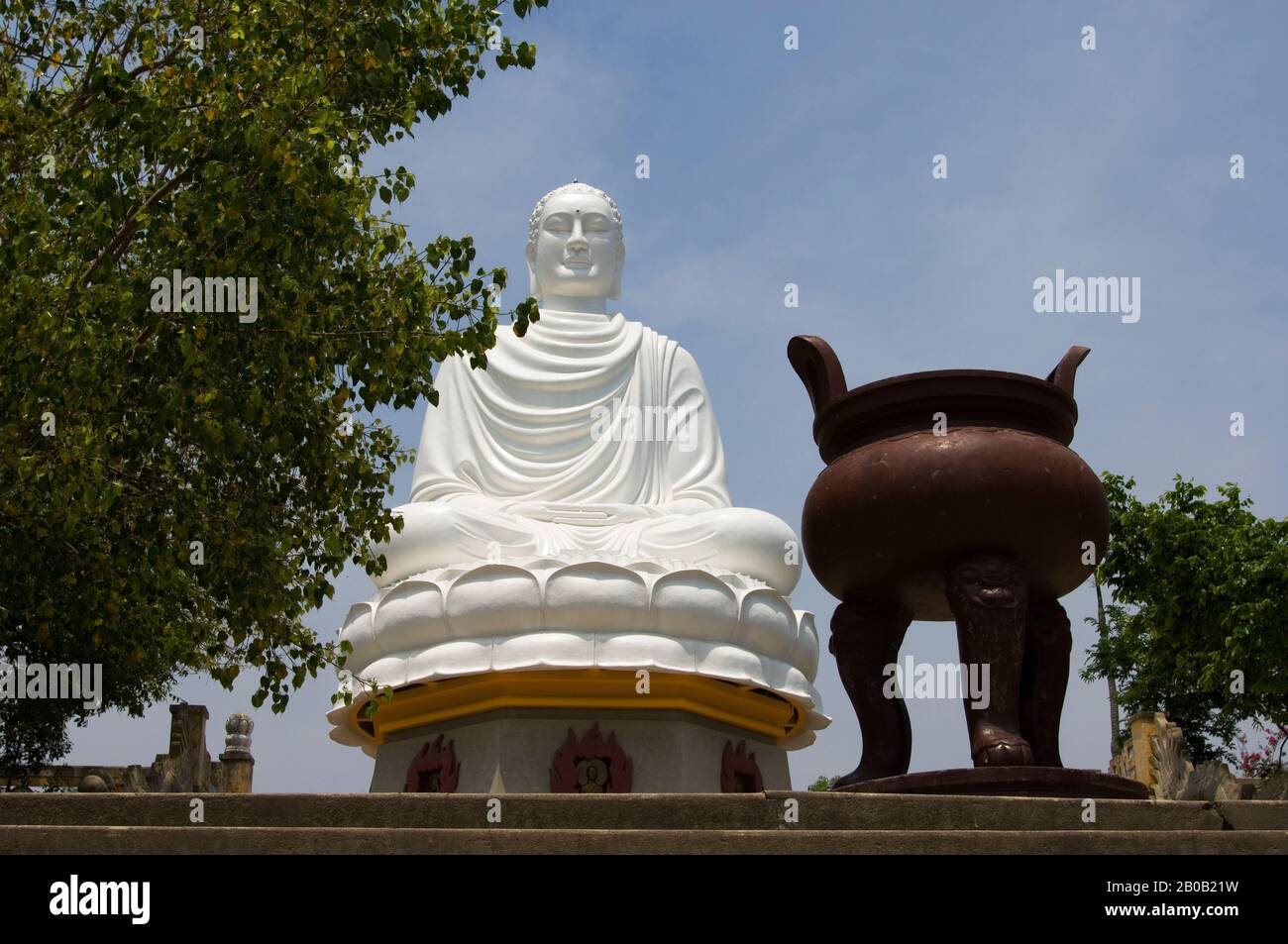 VIETNAM, NHA TRANG, LONG SON PAGODA, SEATED BUDDHA STATUE ON HILL Stock ...