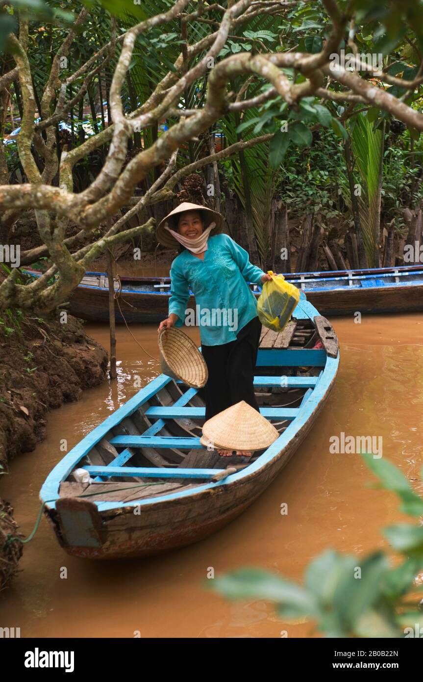 VIETNAM, NEAR SAIGON (HO CHI MINH CITY), MEKONG RIVER DELTA, WOMAN WITH ...