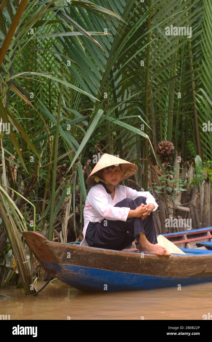 VIETNAM, NEAR SAIGON (HO CHI MINH CITY), MEKONG RIVER DELTA, WOMAN WITH ...