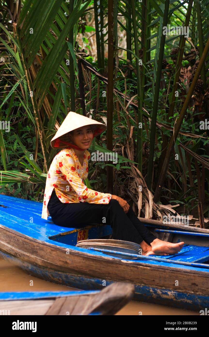 VIETNAM, NEAR SAIGON (HO CHI MINH CITY), MEKONG RIVER DELTA, WOMAN WITH ...