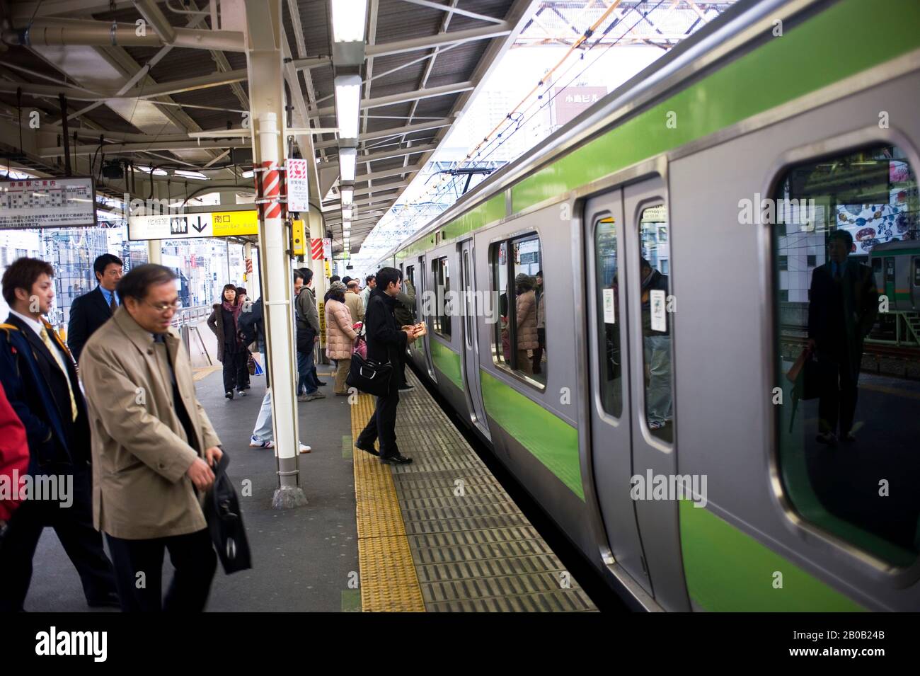 JAPAN, TOKYO, TRANSPORTATION SYSTEM, LIGHT RAIL, STATION SCENE, PEOPLE ...