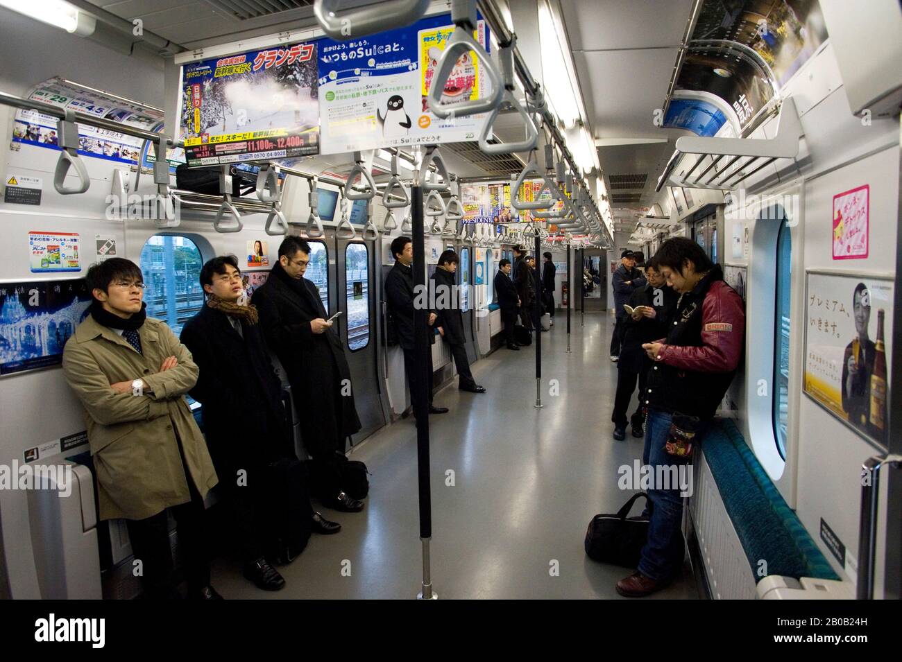 JAPAN, TOKYO, TRANSPORTATION SYSTEM, PEOPLE ON TRAIN Stock Photo - Alamy