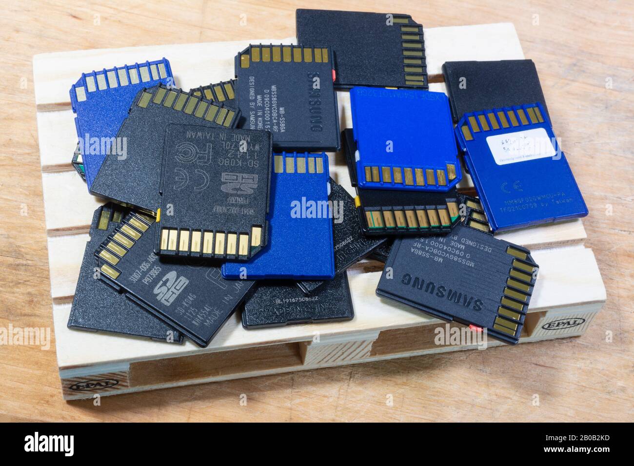 Pile of used SD memory cards Stock Photo - Alamy