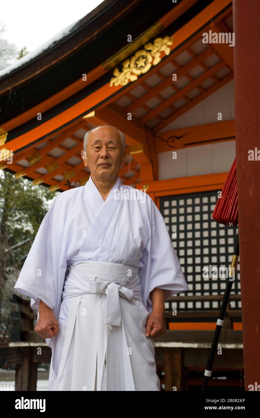 JAPAN, KYOTO, YASAKA SHRINE (SHINTO), MAN IN KIMONO (SHINTO OFFICIAL ...