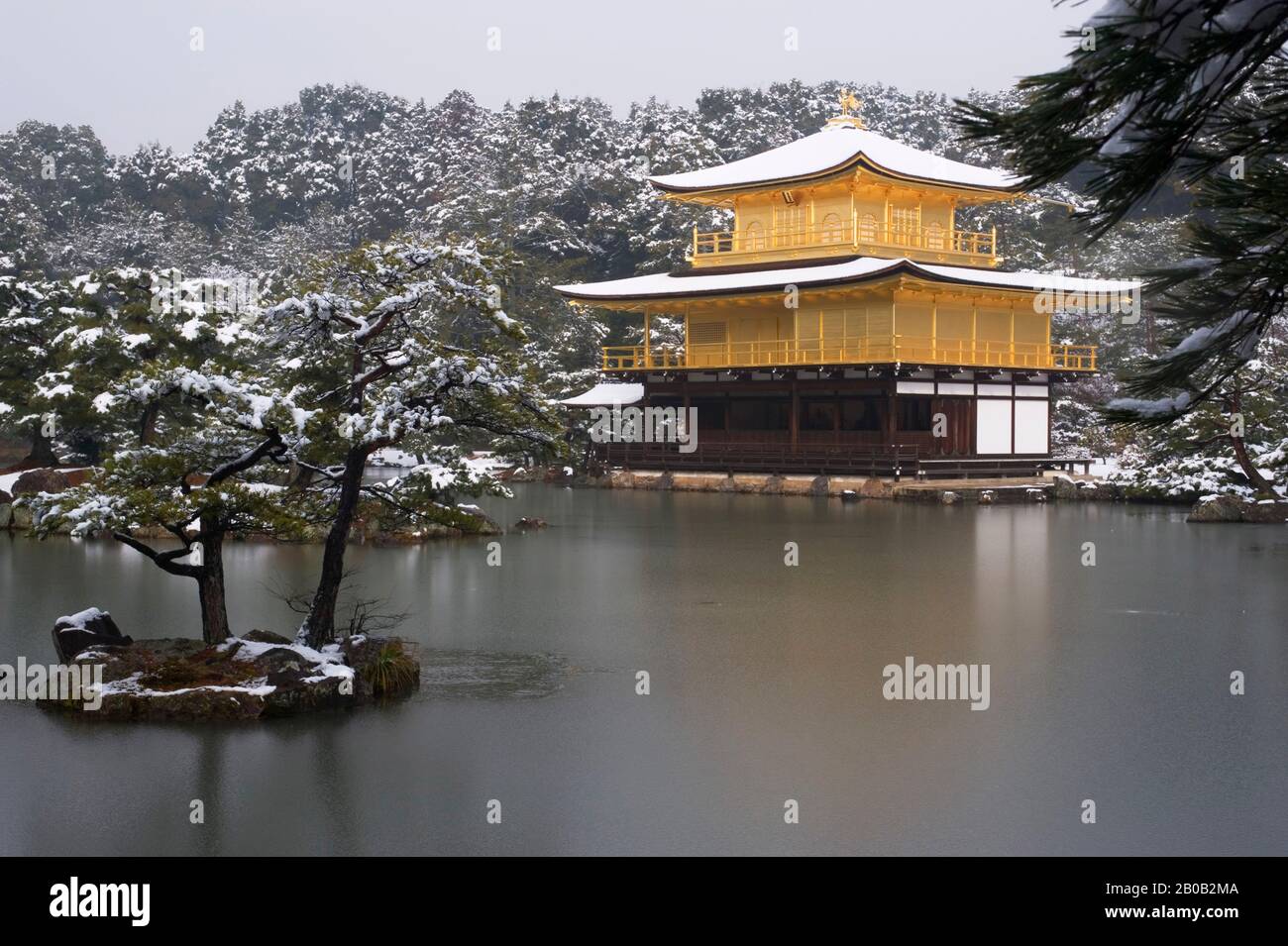 Kinkakuji temple winter hi-res stock photography and images - Alamy