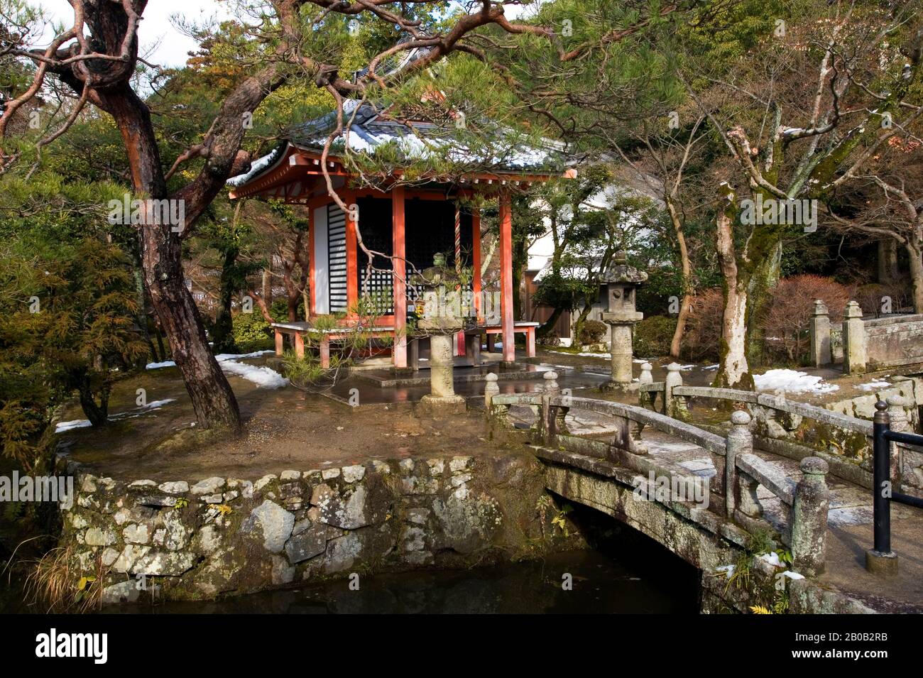 JAPAN, KYOTO, KIYOMIZU TEMPLE IN WINTER, SMALL SIDE TEMPLE WITH STONE ...