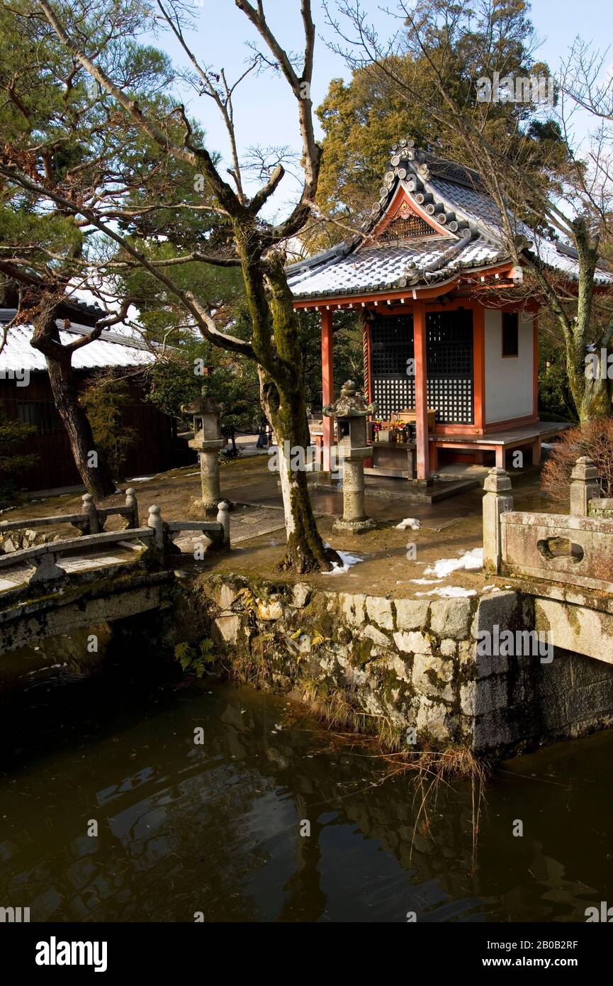 JAPAN, KYOTO, KIYOMIZU TEMPLE IN WINTER, SMALL SIDE TEMPLE WITH STONE ...