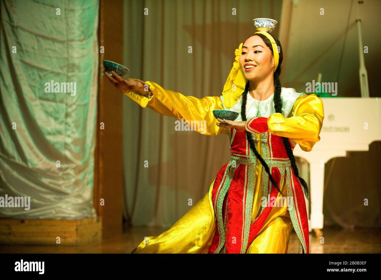 MONGOLIA, ULAANBAATAR, CULTURAL PERFORMANCE, DANCER Stock Photo - Alamy