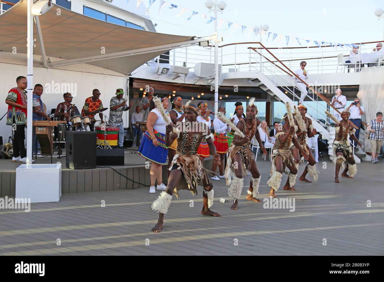 Zulu dance hi-res stock photography and images - Alamy