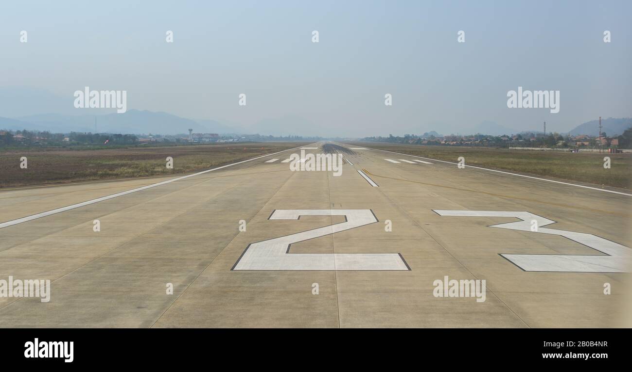Airport flightline hi-res stock photography and images - Alamy