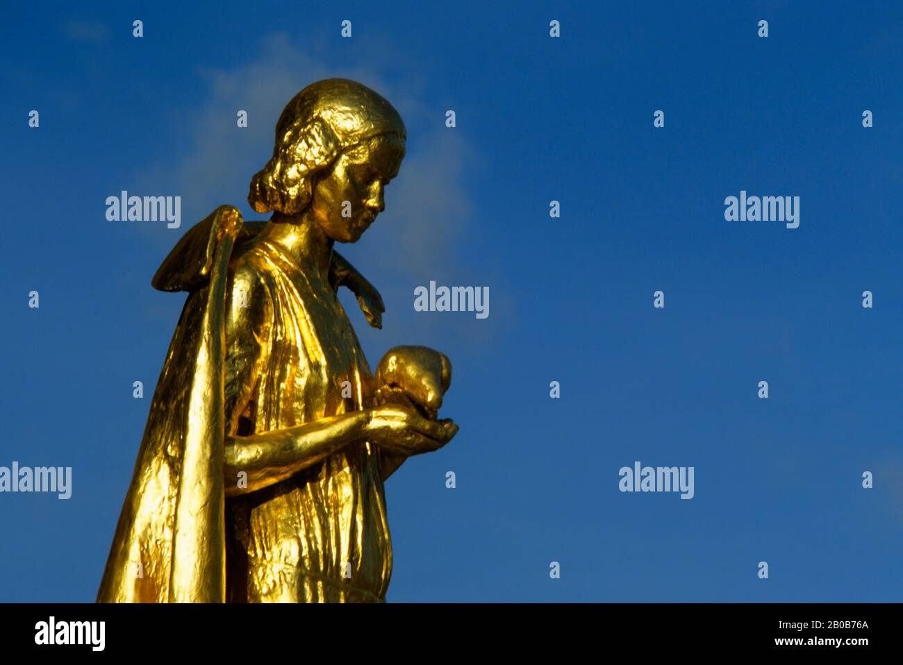 Golden statue golden statues hi-res stock photography and images - Alamy