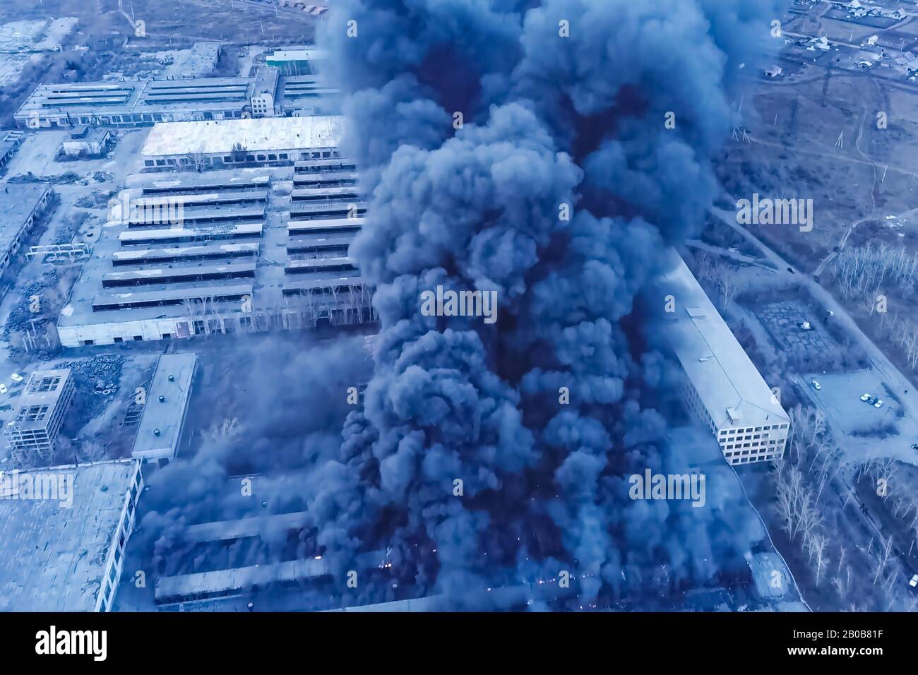 Huge smoke fire accident factory hi-res stock photography and images ...