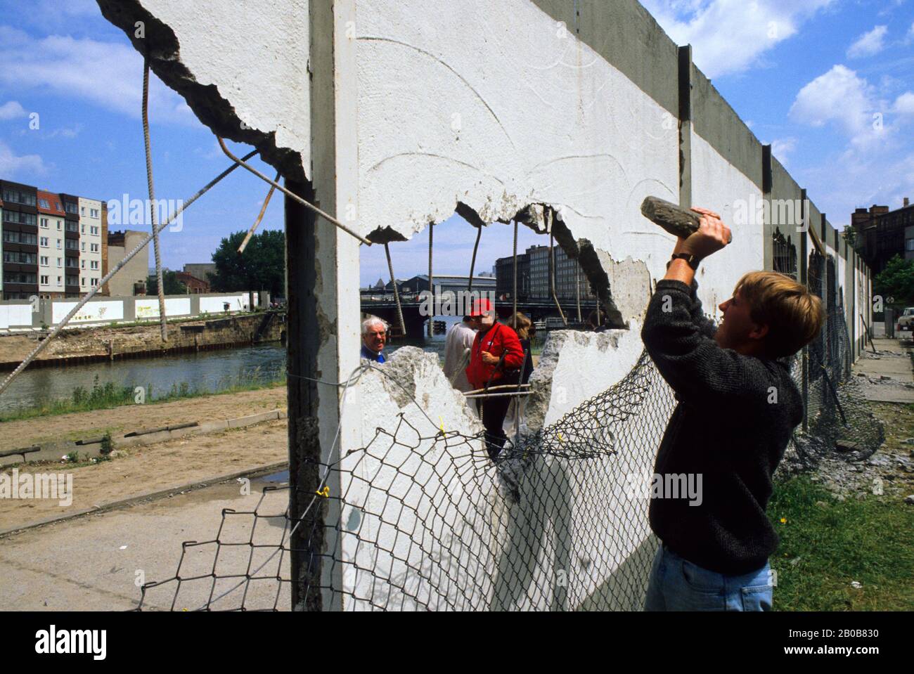 Demolishing berlin wall hi-res stock photography and images - Alamy