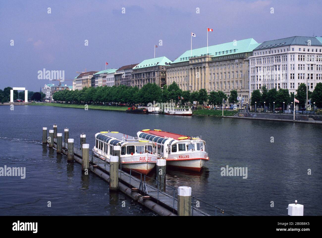 Boats hamburg hi-res stock photography and images - Alamy
