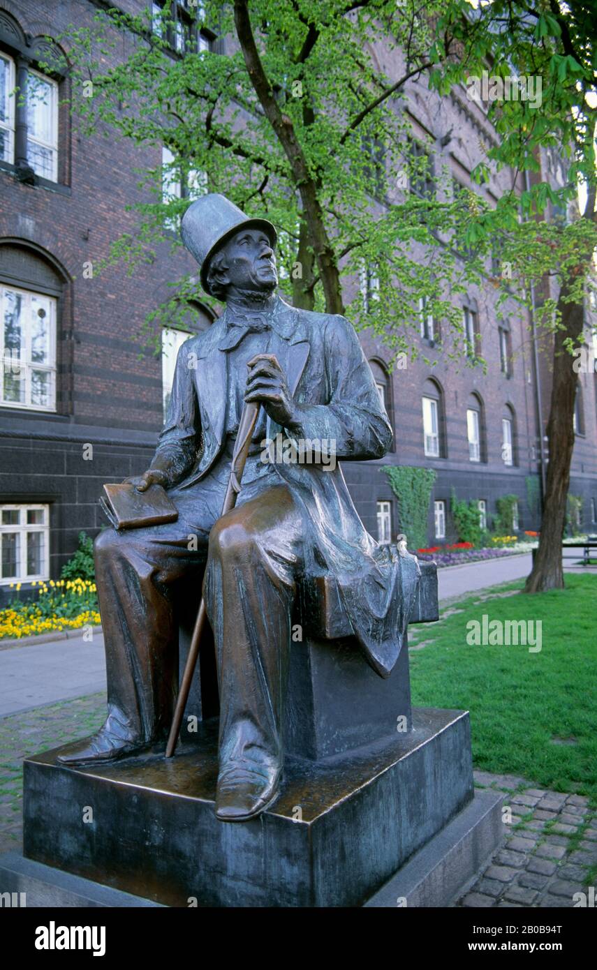 DENMARK, COPENHAGEN, OLD TOWN, STATUE OF HANS CHRISTIAN ANDERSEN Stock ...