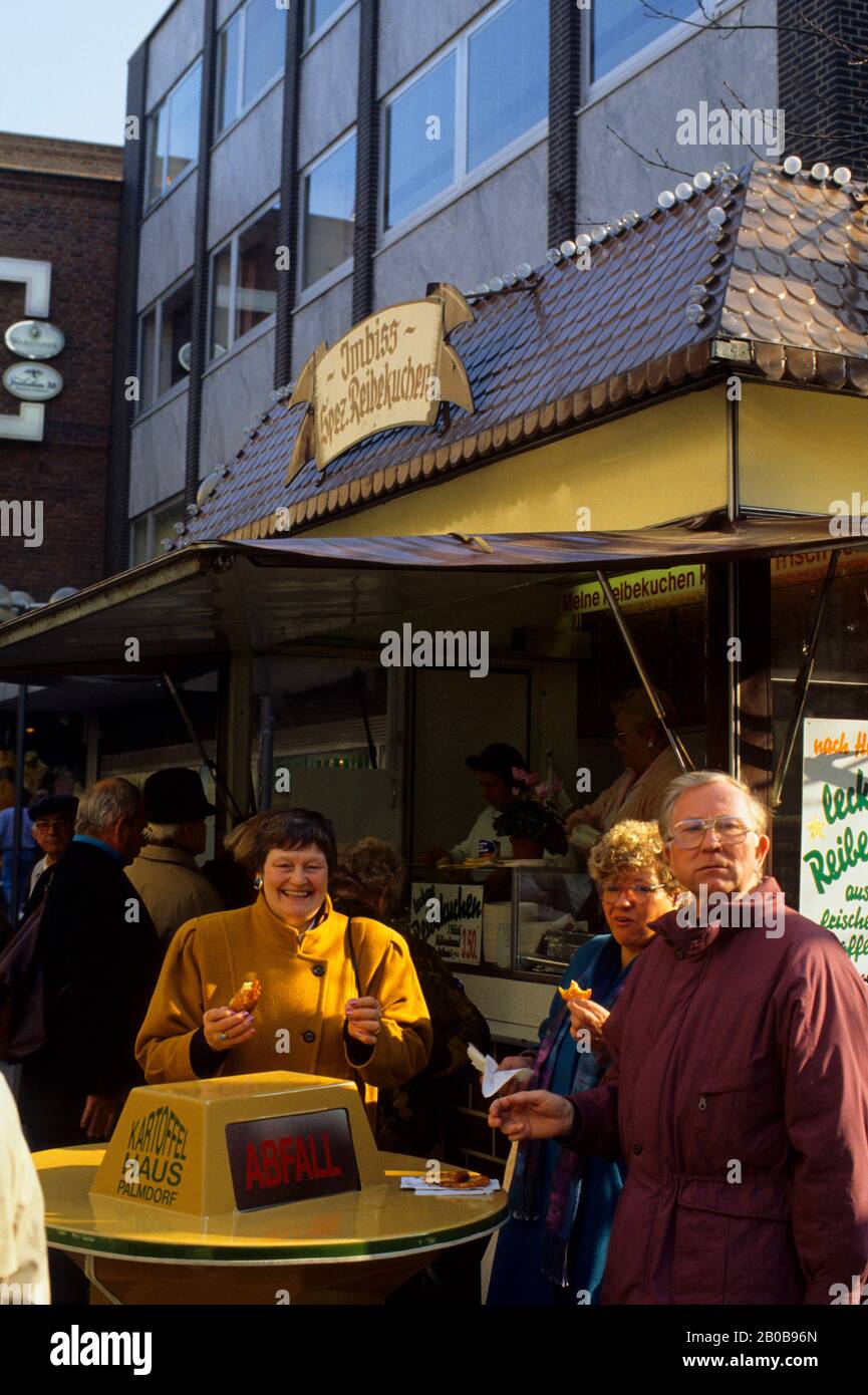 GERMANY, NEUSS, STREET SCENE, POTATO PANCAKE STAND Stock Photo - Alamy