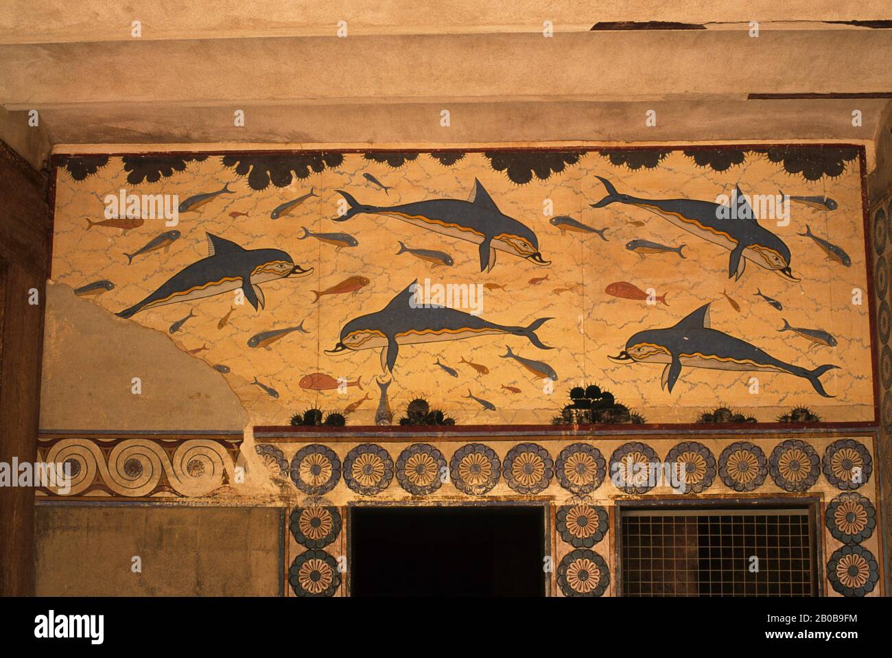 GREECE, CRETE, HERAKLEON, PALACE OF KNOSSOS, THE QUEEN'S MEGARON AND ...