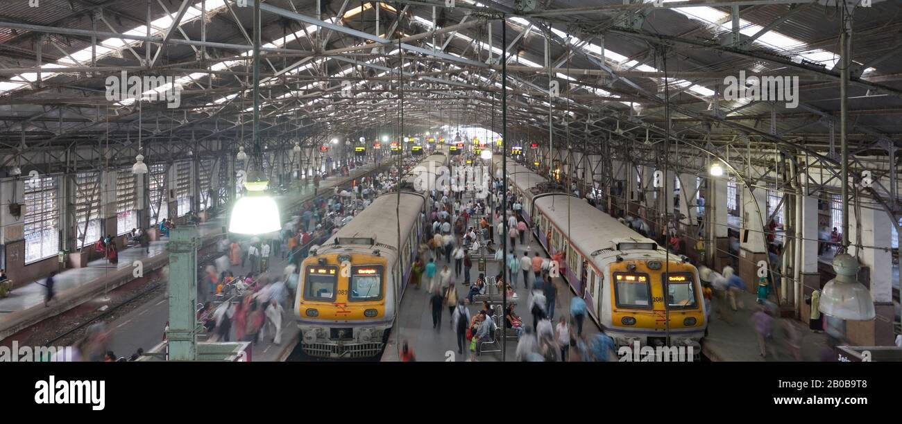 Crowd in mumbai local train hi-res stock photography and images - Alamy
