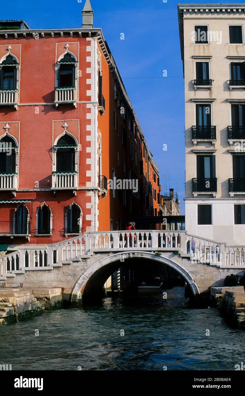 Venice bridge over canal hi-res stock photography and images - Alamy
