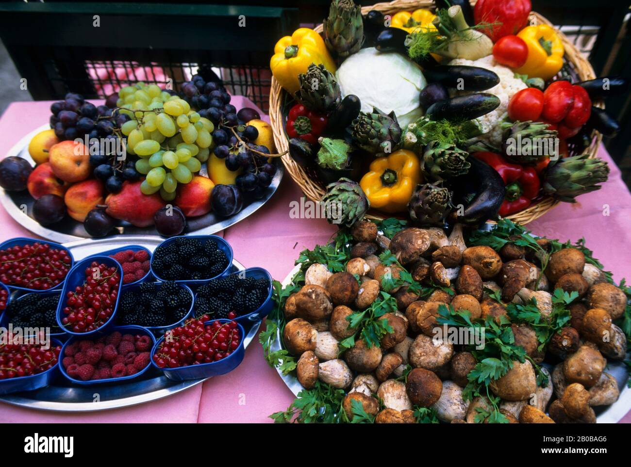 ITALY, VENICE, FRUIT, VEGETABLE AND MUSHROOM DISPLAY AT RESTAURANT ...