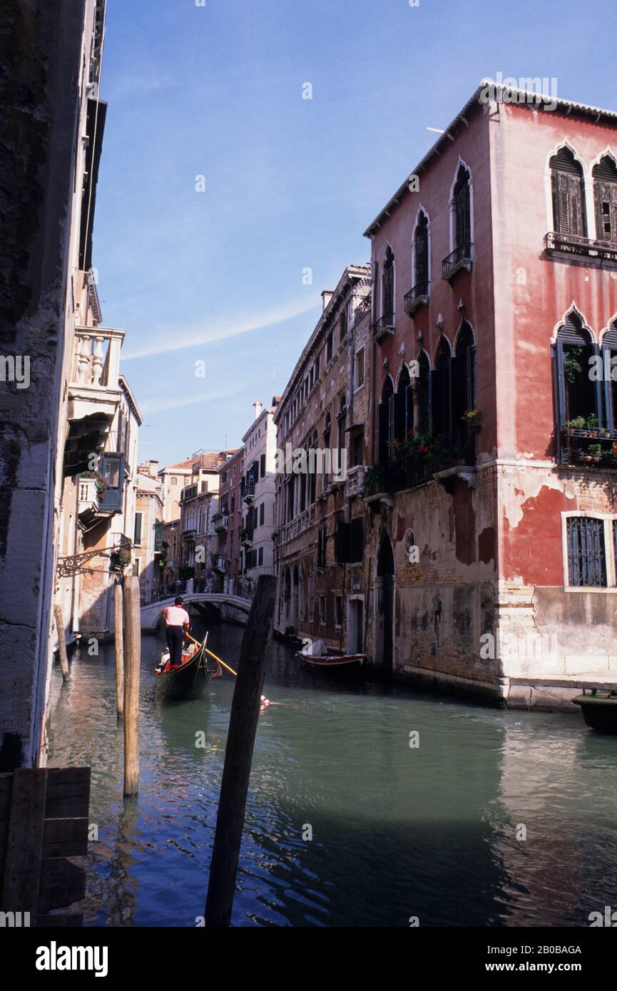 Venice canals gondola italy hi-res stock photography and images - Alamy