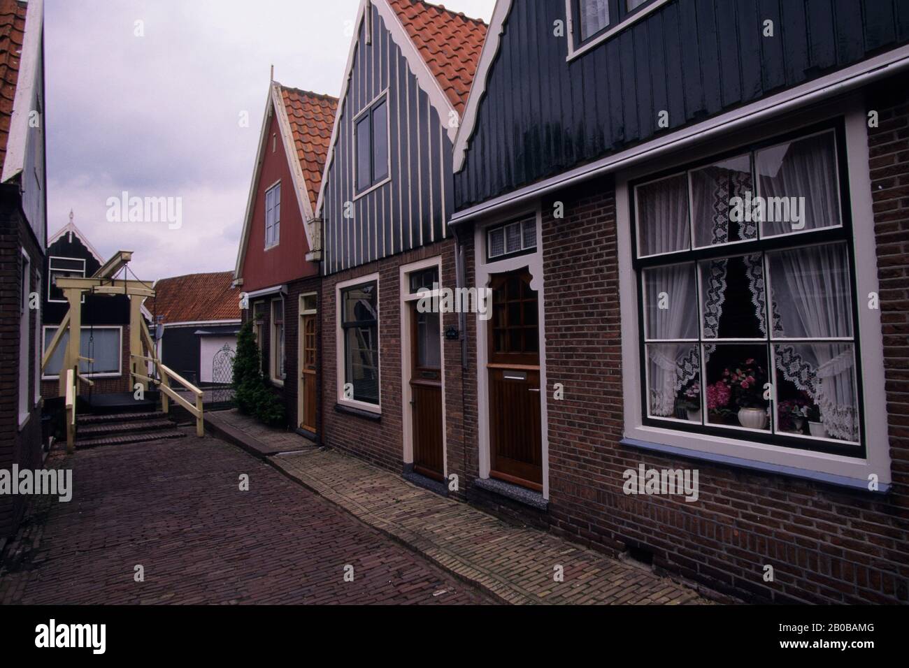 NETHERLANDS, VOLENDAM, STREET SCENE WITH DRAWBRIDGE Stock Photo - Alamy