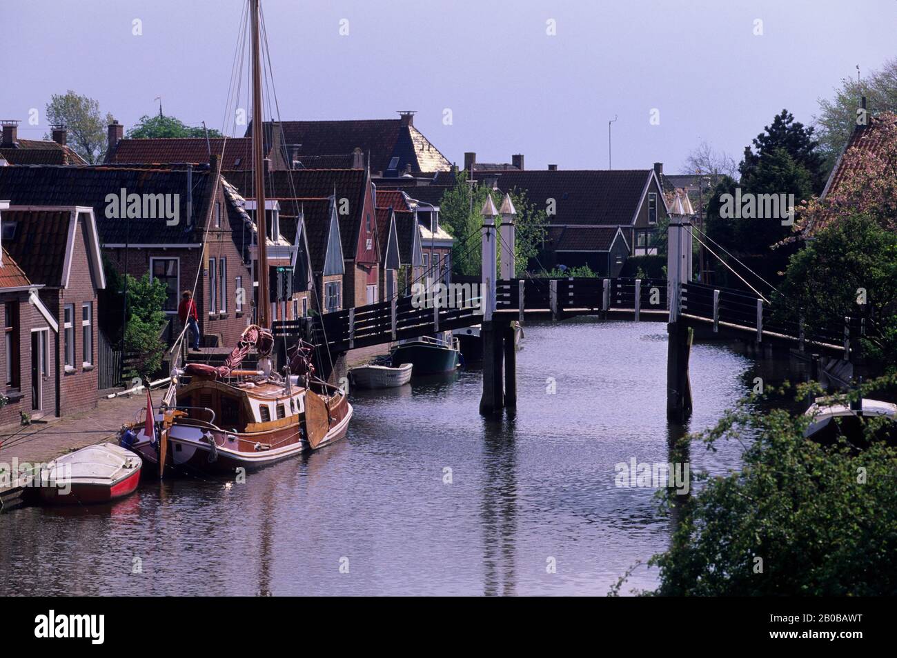 NETHERLANDS, FRIESLAND, IJSSELMEER, HINDELOOPEN, VILLAGE SCENE WITH ...