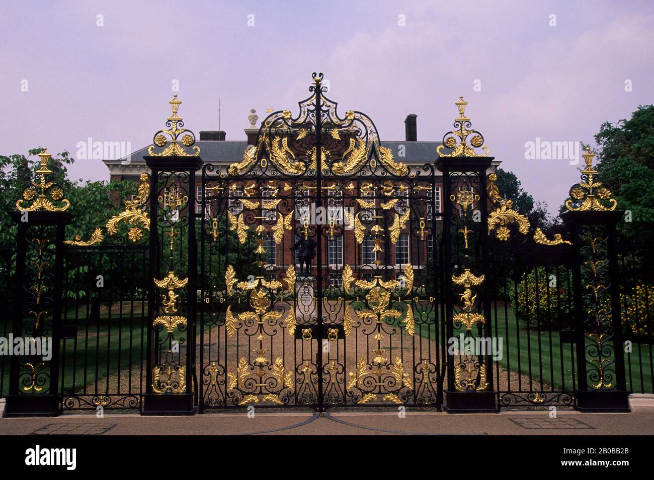 ENGLAND, LONDON, KENSINGTON PALACE, GATE Stock Photo - Alamy