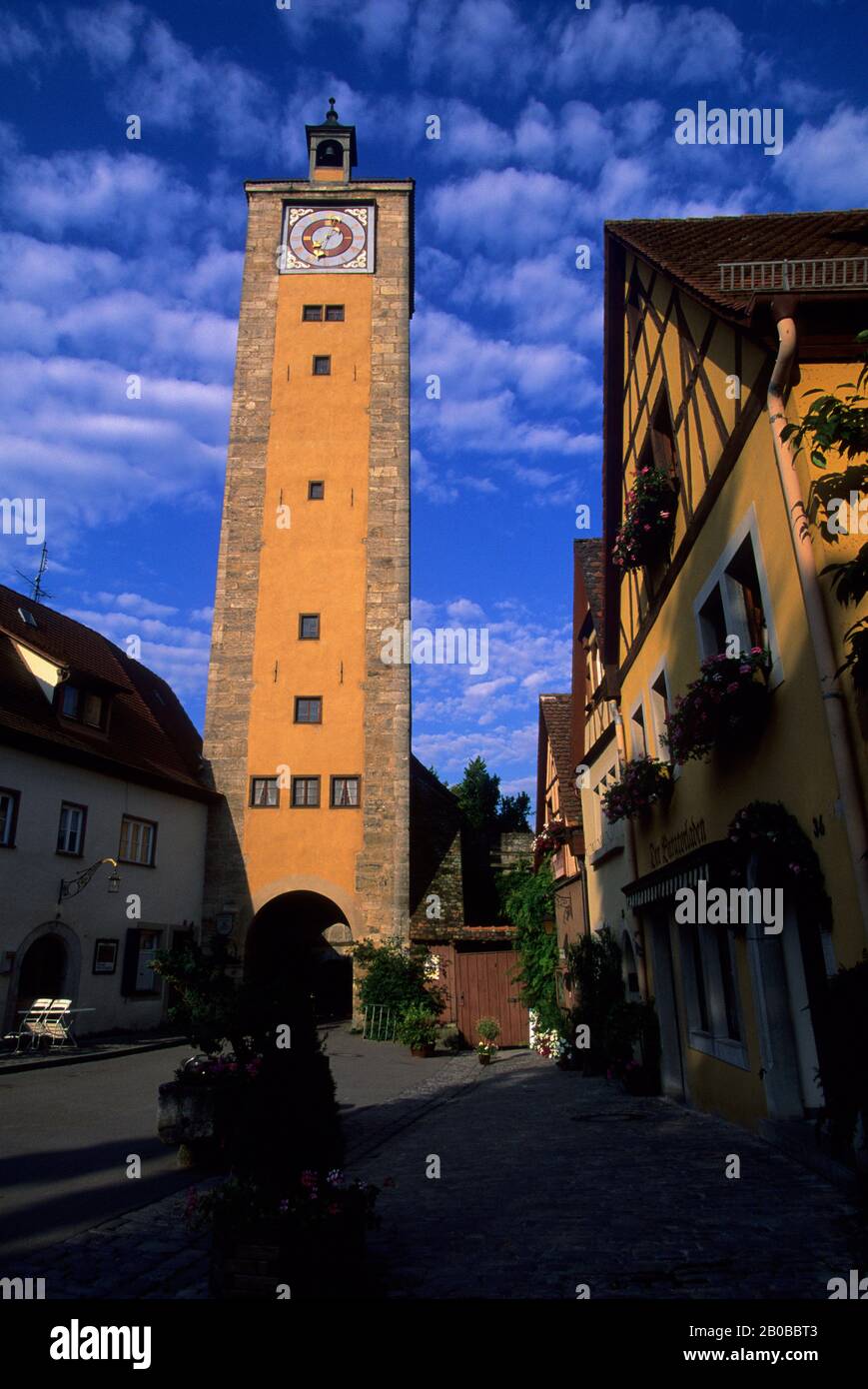 Gate on castle hi-res stock photography and images - Alamy