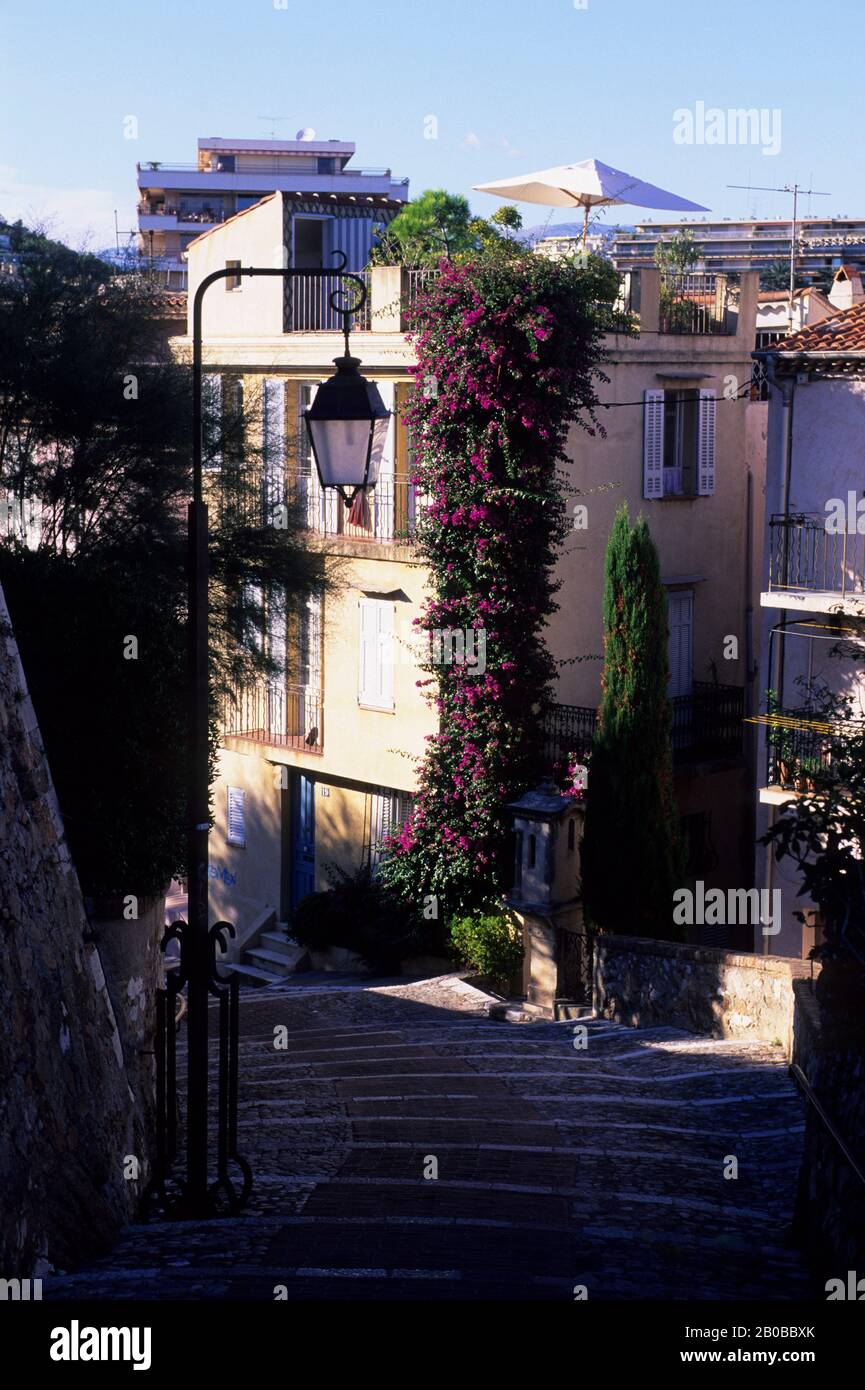 FRANCE, FRENCH RIVIERA, COTE D'AZUR, CANNES, STREET SCENE Stock Photo ...