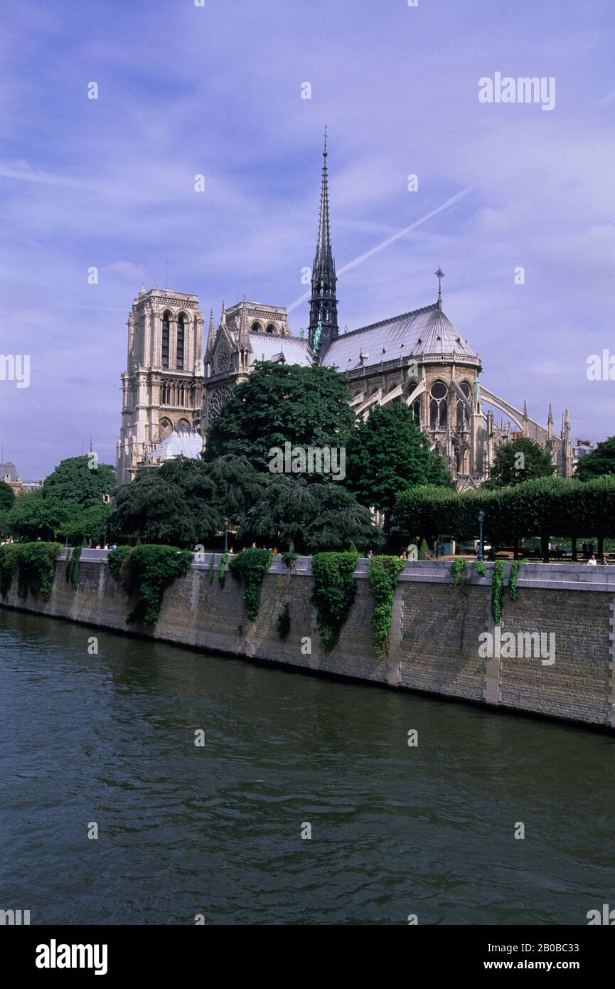 FRANCE, PARIS, SEINE RIVER, VIEW OF NOTRE-DAME CATHEDRAL Stock Photo ...