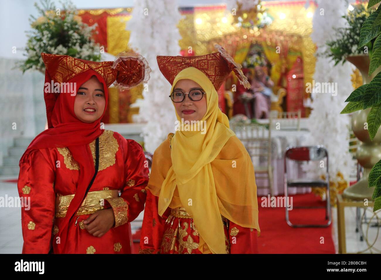 Colorful minangkabau wedding hi-res stock photography and images - Alamy