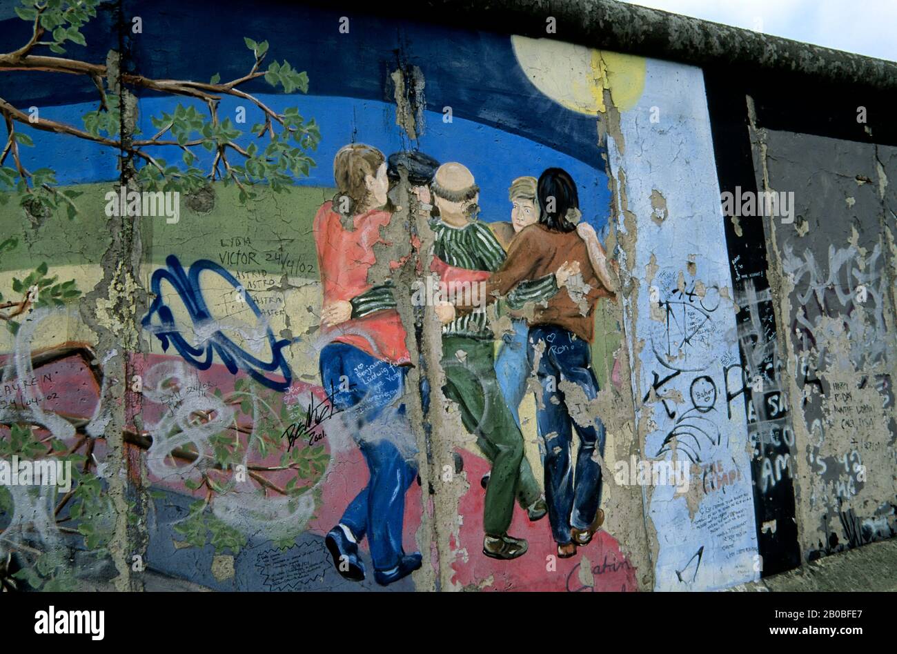 GERMANY, BERLIN, KREUZBERG, REMAINS OF BERLIN WALL, GRAFFITI Stock ...