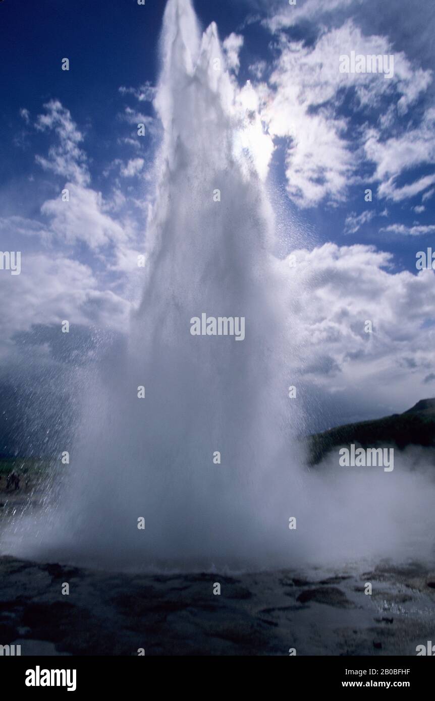 ICELAND, GOLDEN CIRCLE, GEYSIR (GEYSER) HOTSPRING AREA, GEYSIR ERUPTING ...