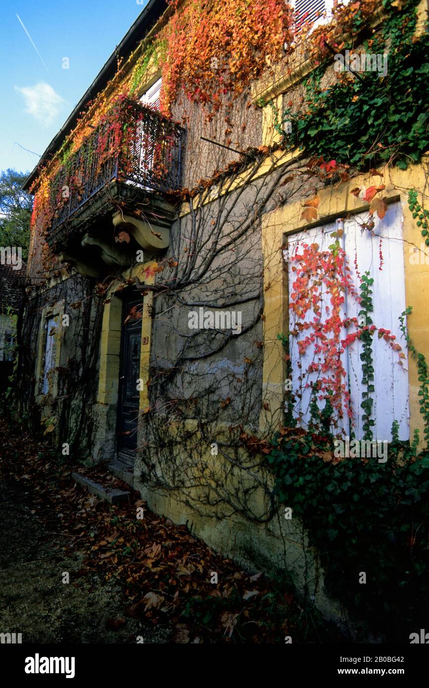 FRANCE, DORDOGNE AREA, CRO MAGNON SHELTER, STREET SCENE Stock Photo - Alamy