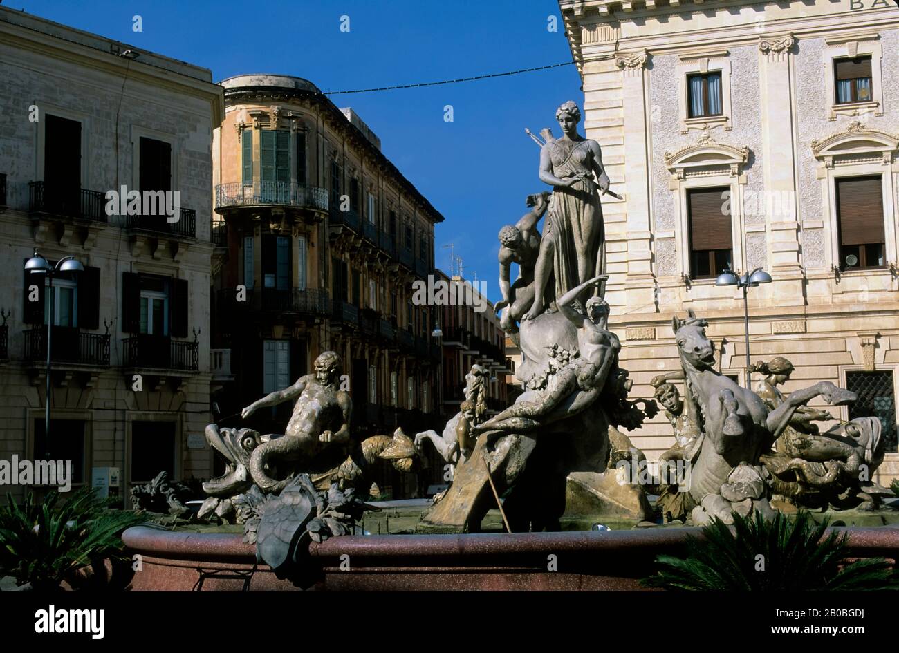 ITALY, SICILY, SYRACUSE, STREET SCENE WITH FOUNTAIN Stock Photo - Alamy