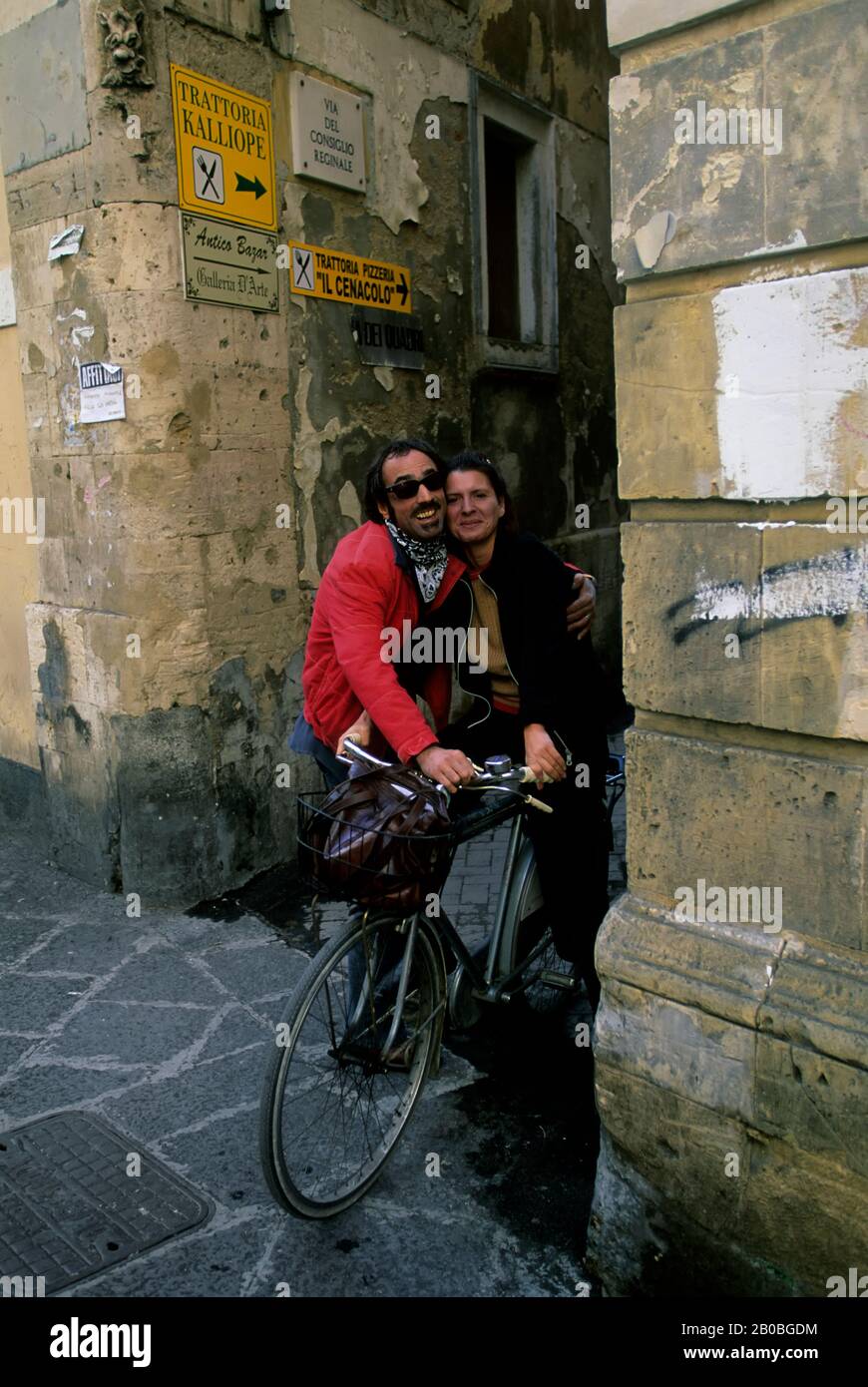ITALY, SICILY, SYRACUSE, ALLEY SCENE, LOCAL COUPLE WITH BICYCLE Stock ...