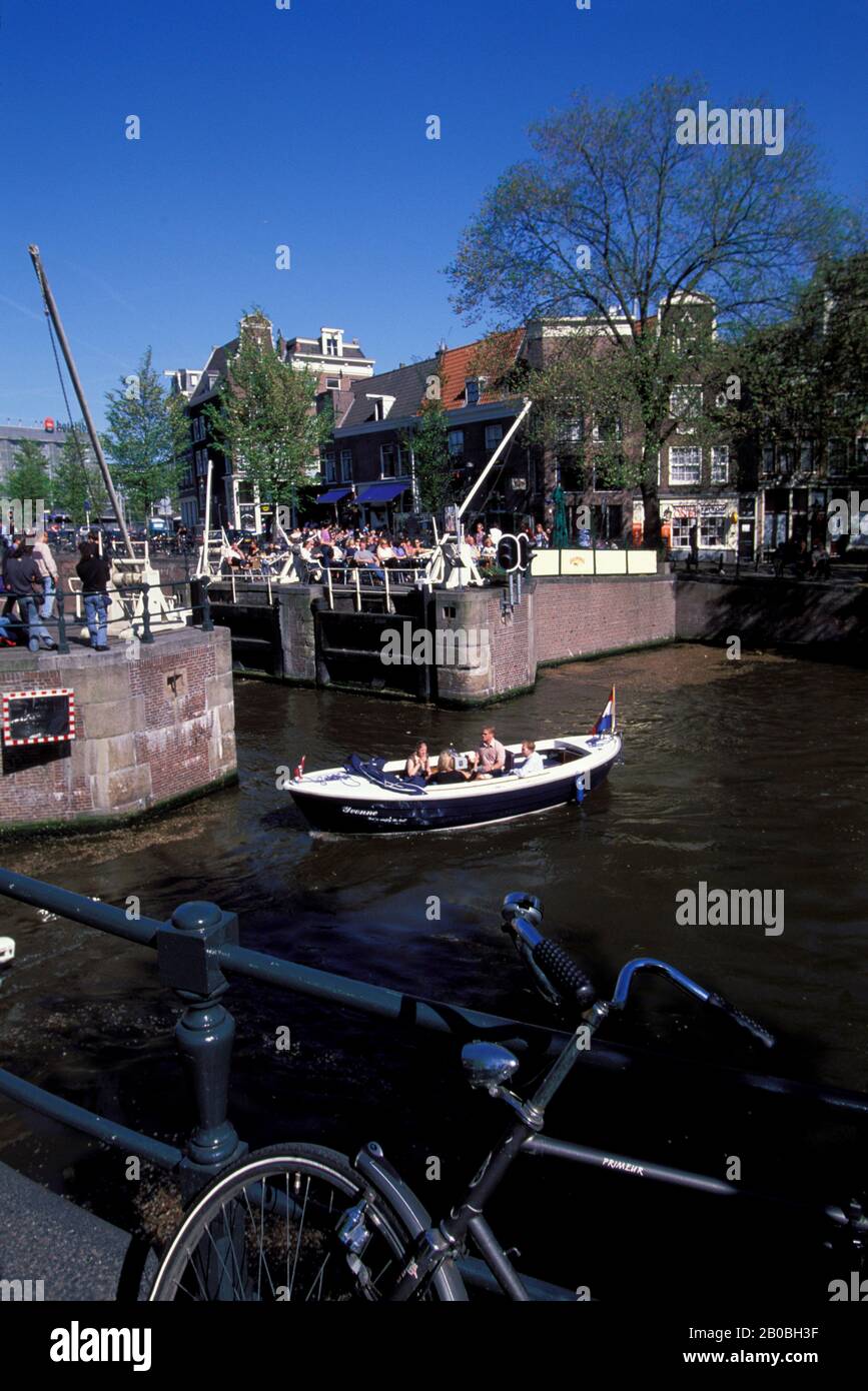 NETHERLANDS, HOLLAND, AMSTERDAM, CANAL SCENE WITH BOAT, OUTDOOR CAFE ...