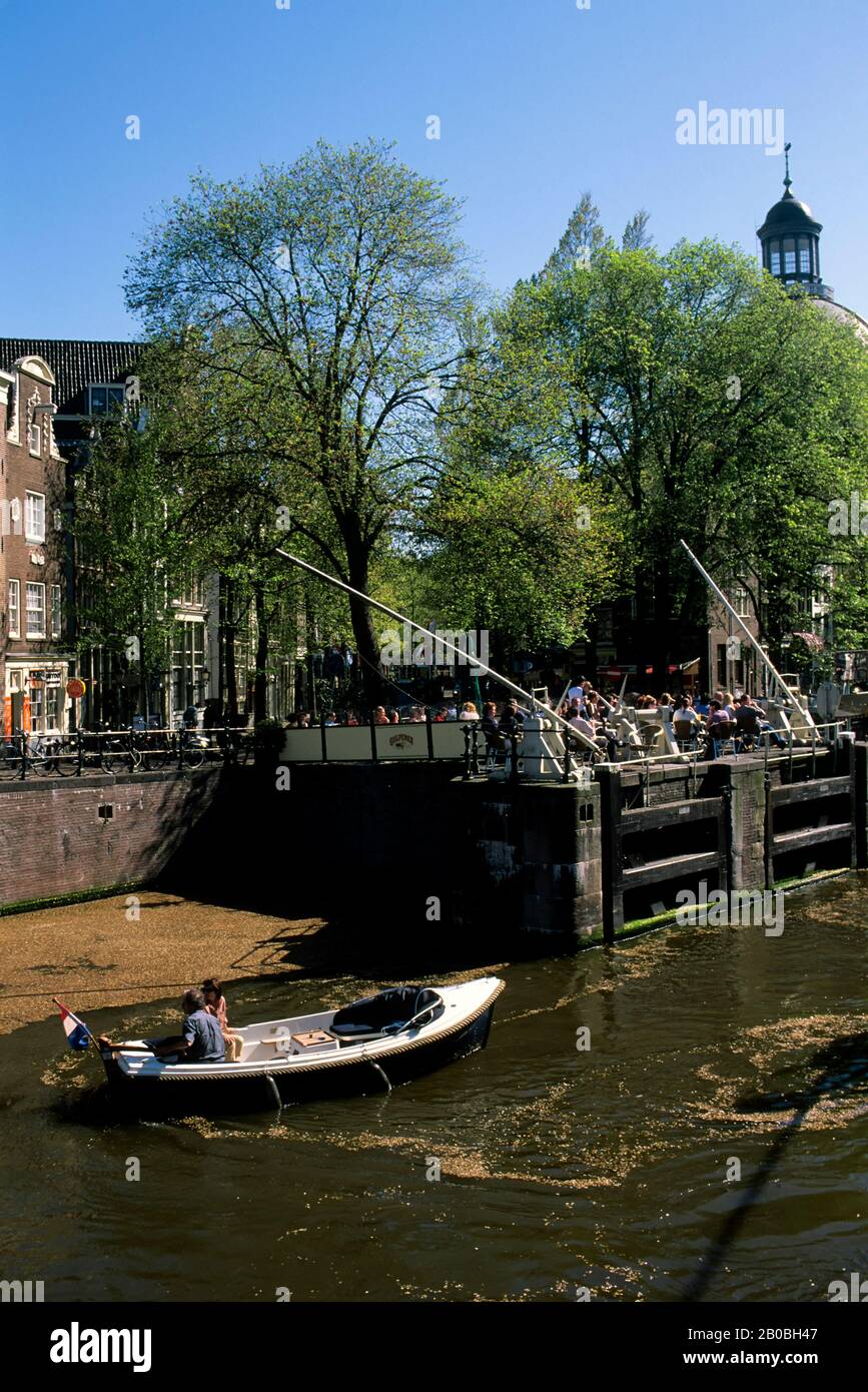 NETHERLANDS, HOLLAND, AMSTERDAM, CANAL SCENE WITH BOAT, OUTDOOR CAFE ...