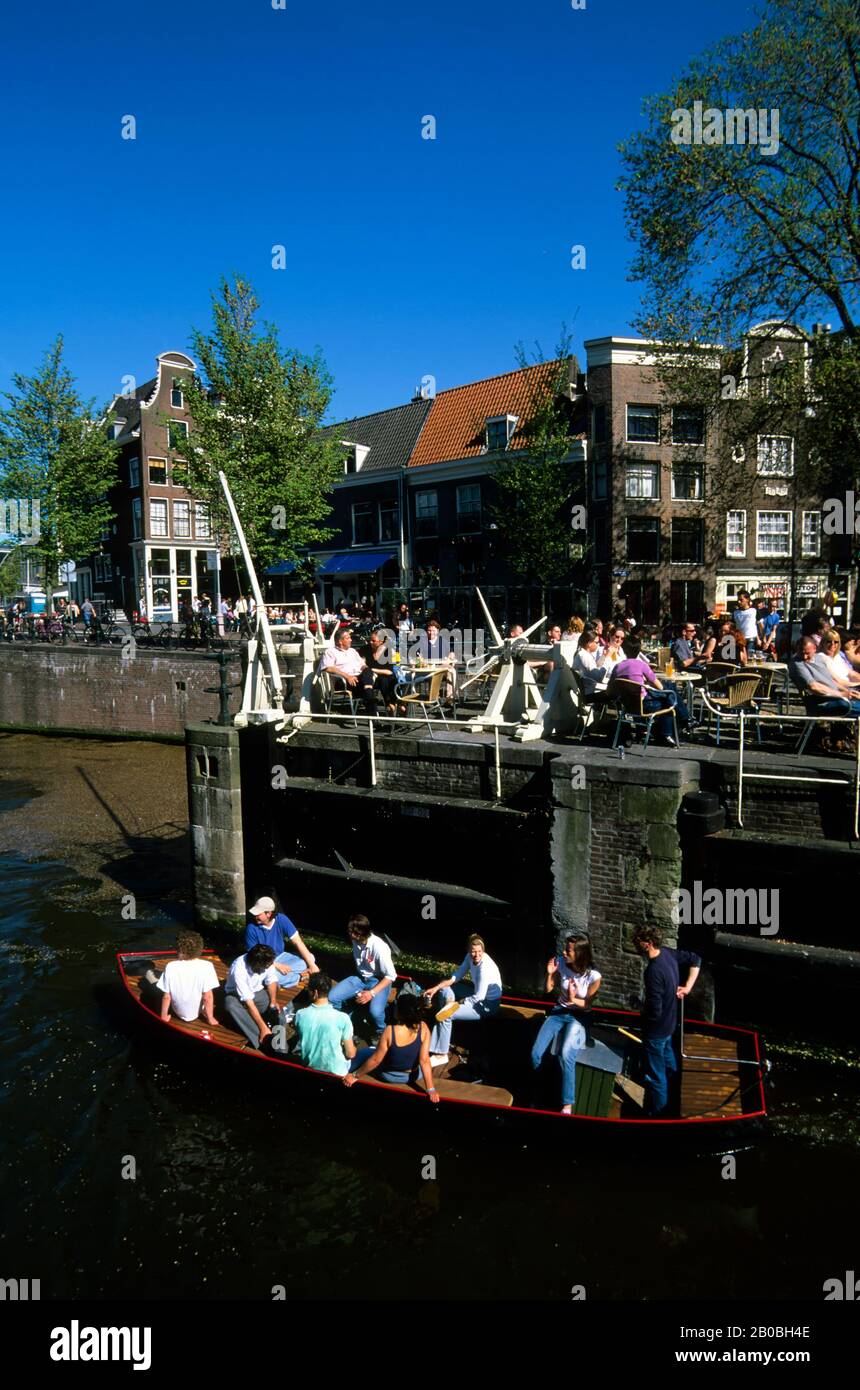 NETHERLANDS, HOLLAND, AMSTERDAM, CANAL SCENE WITH BOAT, OUTDOOR CAFE ...