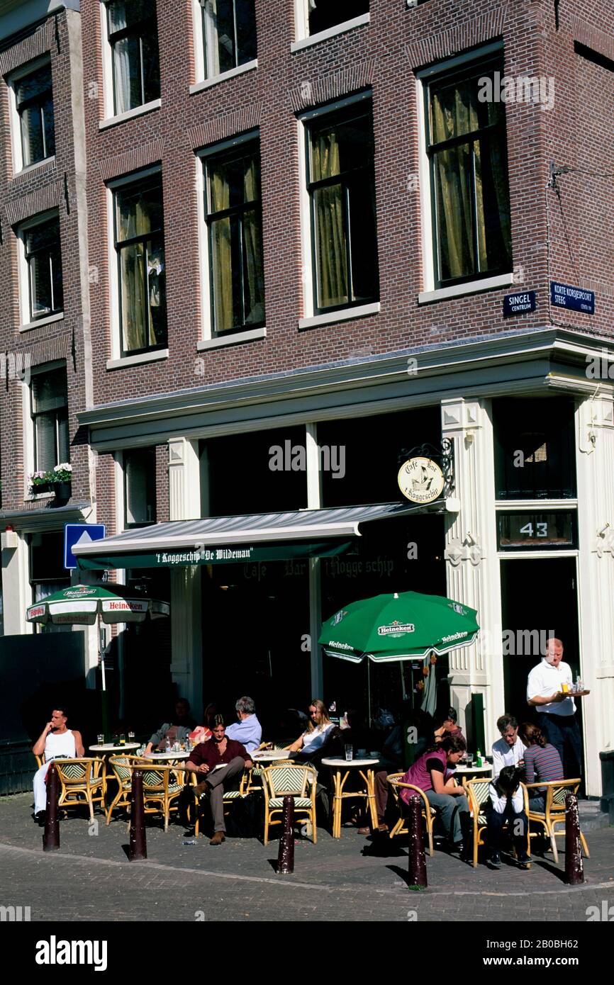 NETHERLANDS, HOLLAND, AMSTERDAM, STREET SCENE WITH SIDEWALK CAFE Stock ...