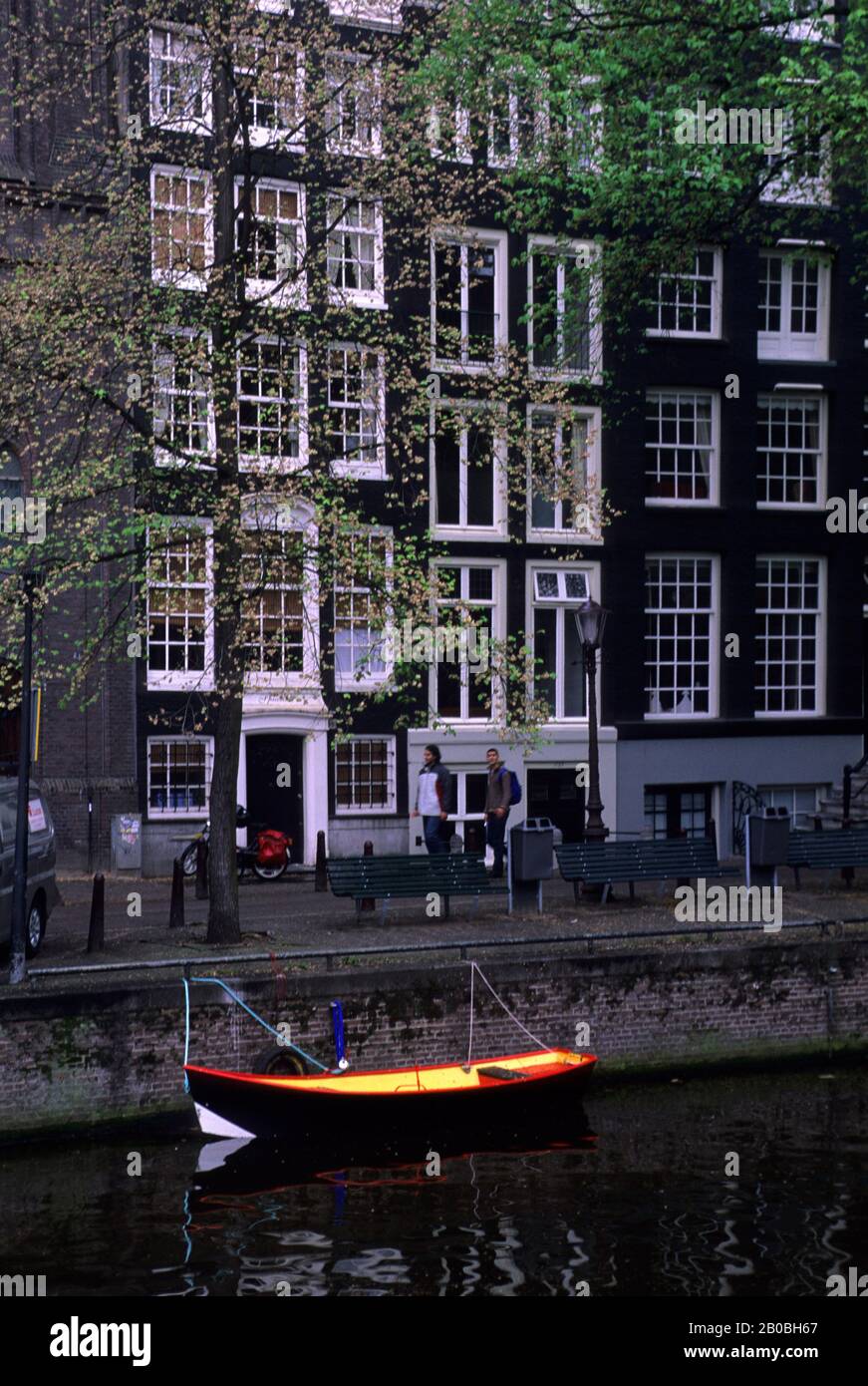 NETHERLANDS, HOLLAND, AMSTERDAM, CANAL SCENE WITH BOAT Stock Photo - Alamy