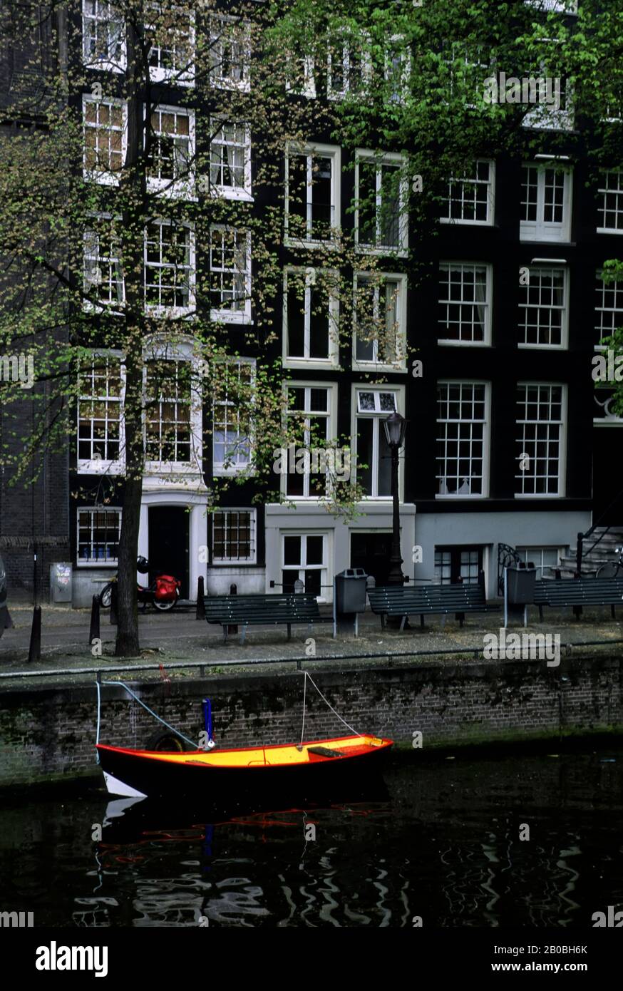 NETHERLANDS, HOLLAND, AMSTERDAM, CANAL SCENE WITH BOAT Stock Photo - Alamy