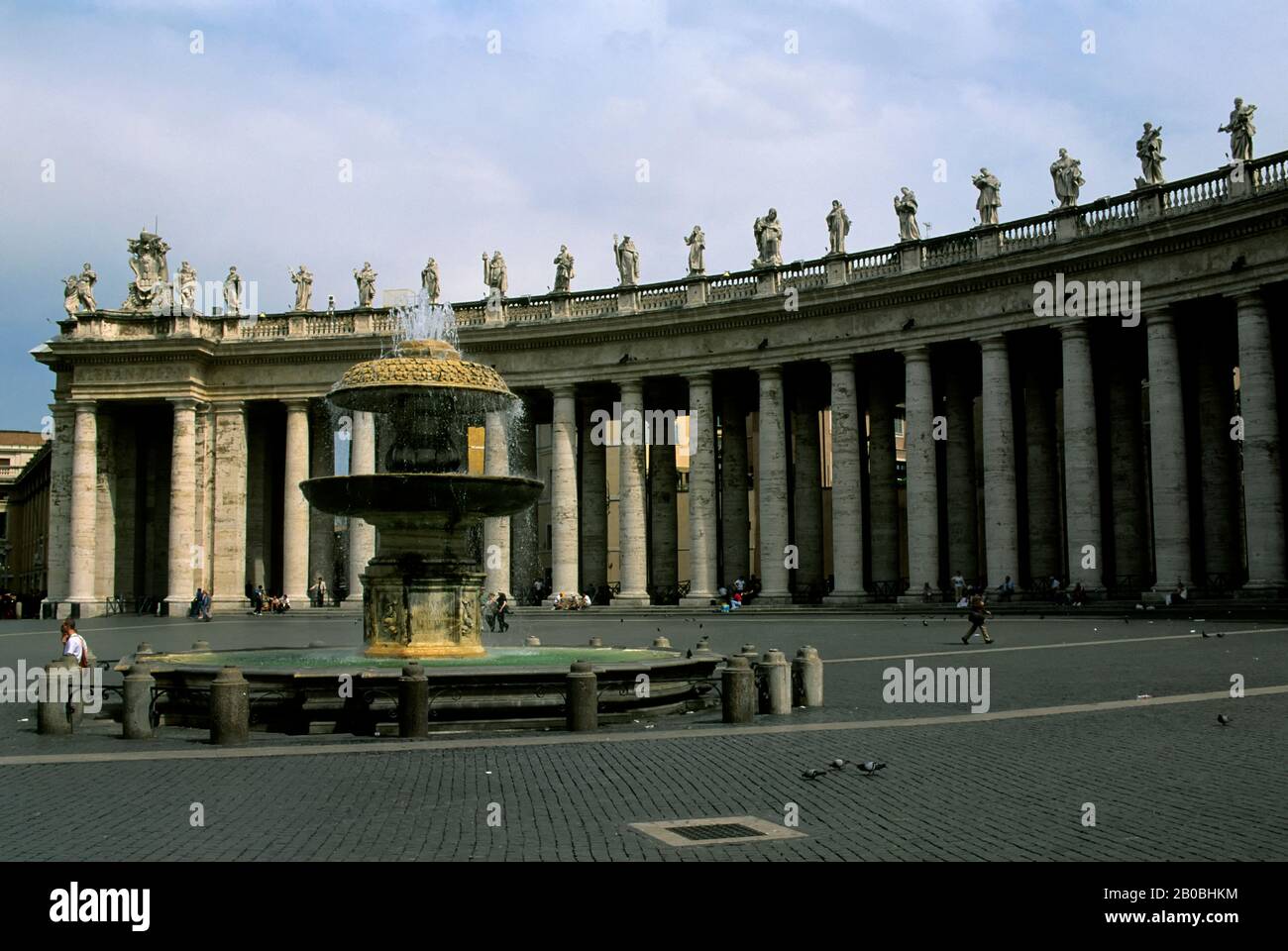 ITALY, ROME, VATICAN, ST. PETER'S SQUARE, COLONNADE, FOUNTAIN Stock ...