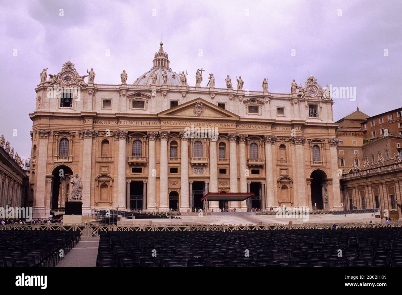 ITALY, ROME, VATICAN, ST. PETER'S SQUARE, ST. PETER'S BASILICA Stock ...